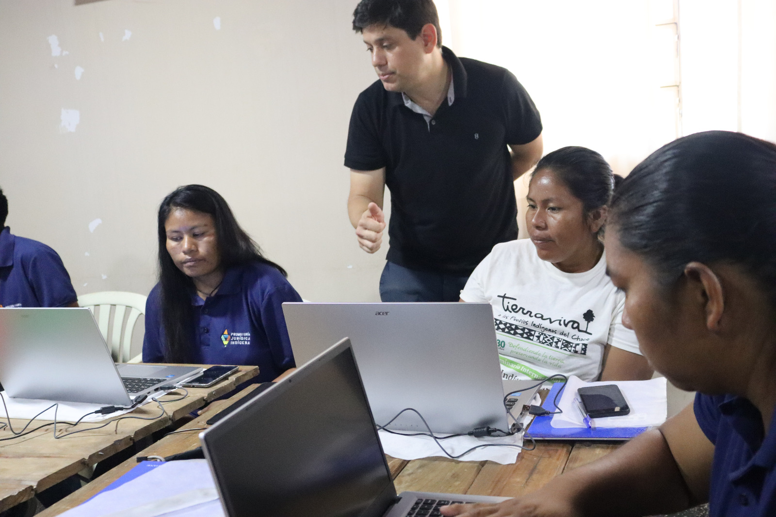 Entrega de computadoras y accesorios a indígenas del Chaco para ...